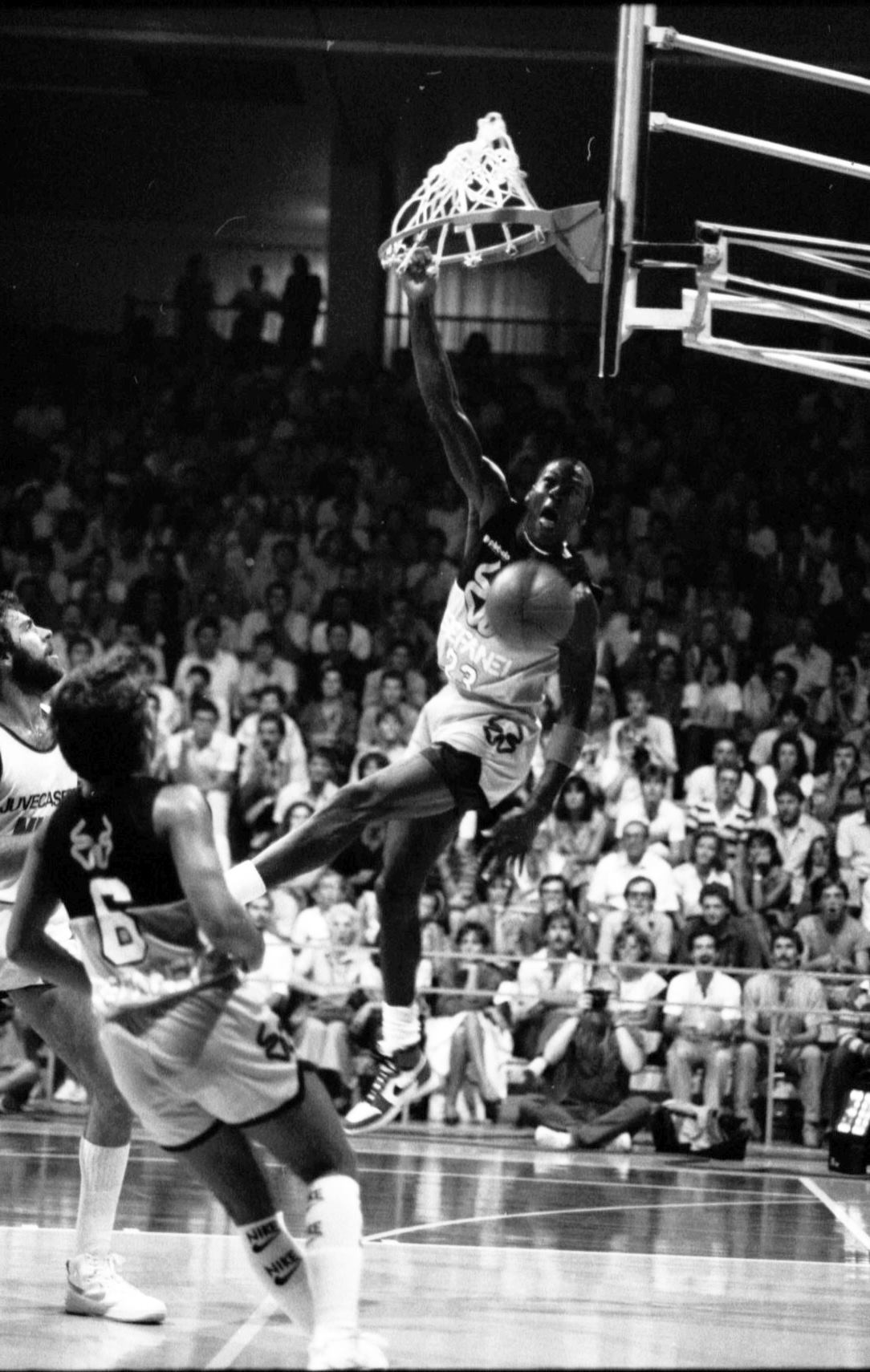 Michael Jordan a Trieste: la sequenza leggendaria della schiacciata che ...